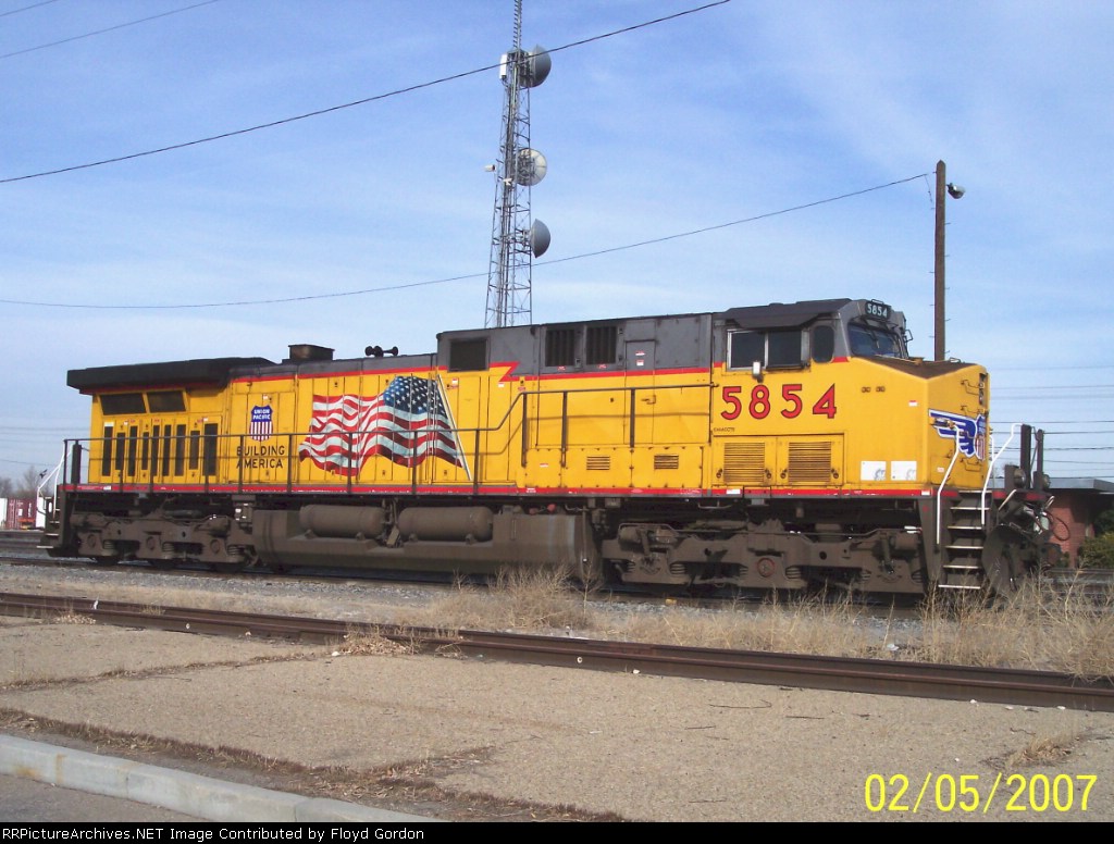 UP 5854 used as heavy yard switcher